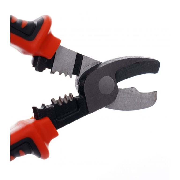 Tangid kaabli lõikamiseks ja isolatsiooni eemaldamiseks.